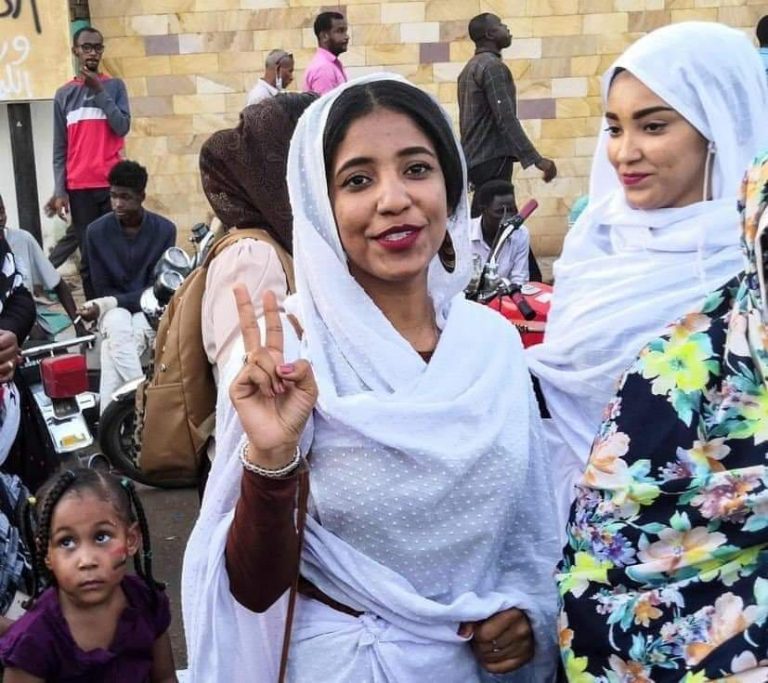 Meet Sudanese woman who is a symbol of revolution that ousted Bashir ...